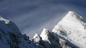 Qui a pris l’impressionnante photo de l’embouteillage d’alpinistes au ...