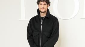 Louis Garrel avec son père et ses sœurs, la rare photo de famille sur ...