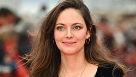 Nelly, la fille d’Emmanuelle Béart et Daniel Auteuil, de la fac de ...