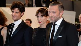 Louis Garrel avec son père et ses sœurs, la rare photo de famille sur ...