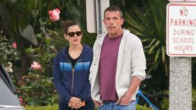 Cindy Crawford et Jennifer Garner qui posent avec des survivants de l ...