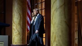 Plus amoureux que jamais, Jeff Bezos et Lauren Sánchez posent enlacés ...