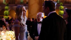 Plus amoureux que jamais, Jeff Bezos et Lauren Sánchez posent enlacés ...