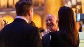 Plus amoureux que jamais, Jeff Bezos et Lauren Sánchez posent enlacés ...