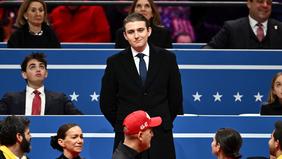 Robe fendue et tour de cou en satin : la tenue audacieuse de Melania ...