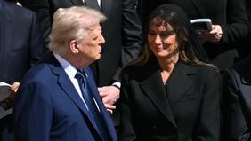Melania Trump offre un rare baiser à Donald Trump pour sa première ...