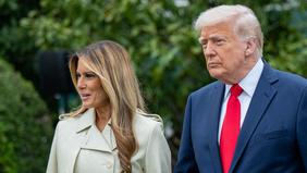 Robe fendue et tour de cou en satin : la tenue audacieuse de Melania ...