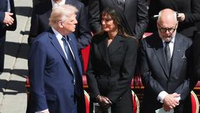 Robe fendue et tour de cou en satin : la tenue audacieuse de Melania ...