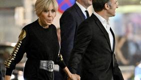 Cindy Crawford et Jennifer Garner qui posent avec des survivants de l ...