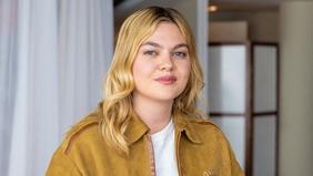 Louane sublime en robe transparente et épaules dénudées à la cérémonie ...