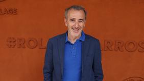 Élie Semoun papa à 61 ans : qui est sa compagne Aude Fraineau