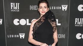 Mini-frange, robe au dos nu XXL et string en chaîne dorée : Adèle Exarchopoulos divine sur le ...