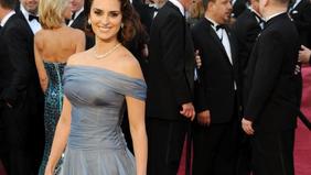 Mini-frange, robe au dos nu XXL et string en chaîne dorée : Adèle Exarchopoulos divine sur le ...