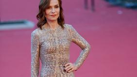 Mini-frange, robe au dos nu XXL et string en chaîne dorée : Adèle Exarchopoulos divine sur le ...