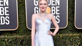 Mini-frange, robe au dos nu XXL et string en chaîne dorée : Adèle Exarchopoulos divine sur le ...