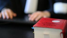 «C’est comme si j’étais piraté» : au deuxième jour du procès, le ...