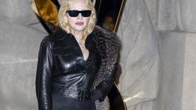 À 59 ans, Salma Hayek attire tous les regards dans sa robe Balenciaga ...