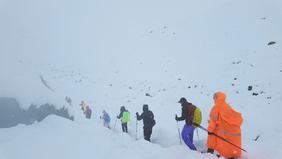 Embouteillages au sommet de l’Everest: six alpinistes faisant la queue ...