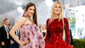 À Coachella, Hailey Bieber recycle une nuisette Dior vintage empruntée ...