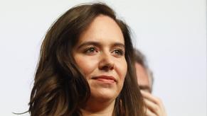 Sarah Knafo comme on l’a rarement vue : bouche rouge et robe de bal ...