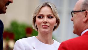 Charlene de Monaco dans une longue robe moulante bleu marine : la princesse charme par son élégance