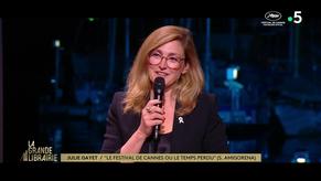 Julie Gayet à Cannes : elle rayonne avec son fils Ezéchiel, sosie de son père