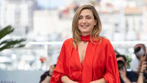 Julie Gayet à Cannes : elle rayonne avec son fils Ezéchiel, sosie de son père