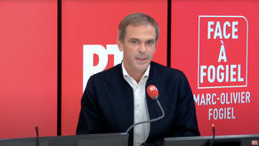 Thomas Sotto taquin avec Amandine Bégot pour son départ de la matinale ...