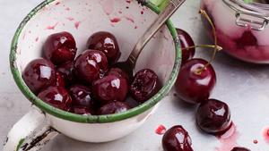 Meringues moelleuses, sorbet aux fruits rouges