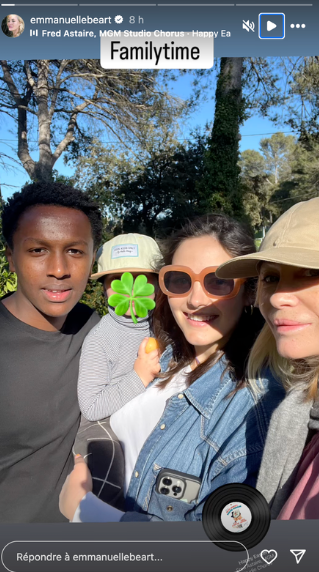 Emmanuelle Béart célèbre Pâques avec une photo de ses enfants, Nelly et Surafel, accompagnés de ...