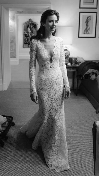 En photos, la robe toute brodée et au double décolleté de Natali Husic pour son mariage avec ...