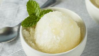 Meringues moelleuses, sorbet aux fruits rouges