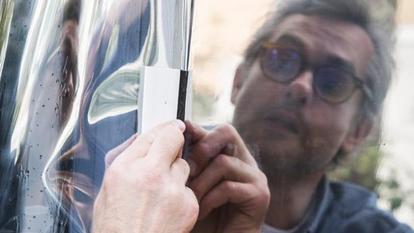 Comment poser un film miroir sans tain