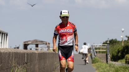 Premier triathlon à 70 ans, champion du monde à 80... L’ultra-trailer ...