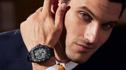 Cette montre Tsar Bomba en carbone au look futuriste bouscule la haute ...