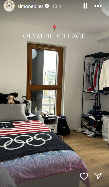 Lit en carton et drapeau américain : Simone Biles fait visiter sa ...