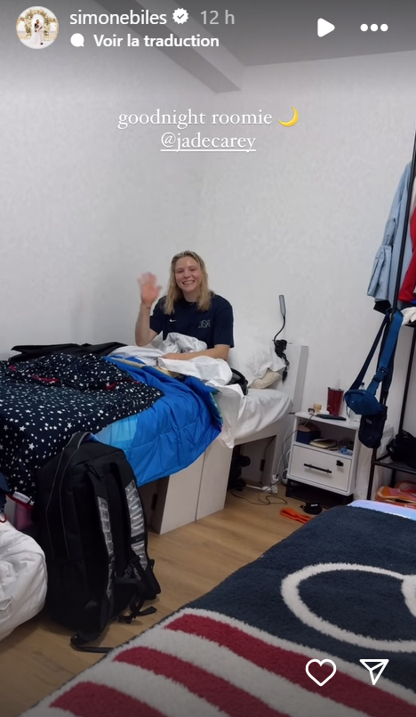 Lit en carton et drapeau américain : Simone Biles fait visiter sa ...