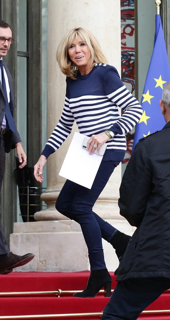 PHOTOS - Brigitte Macron en jean et baskets : ses plus beaux looks ...