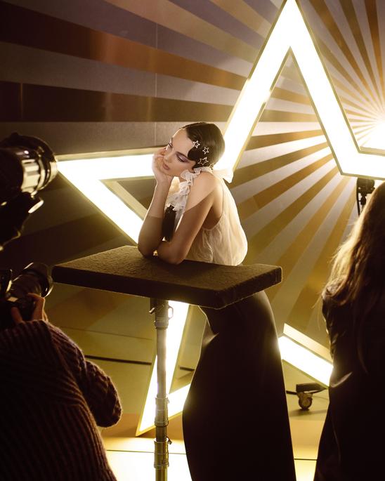 Les coulisses de la campagne Dior beauté de Noël 2025 avec Deva Cassel ...