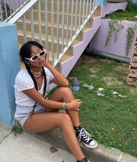 Jade Hallyday à Versailles avec son chéri Aaron Thomas : sortie ...