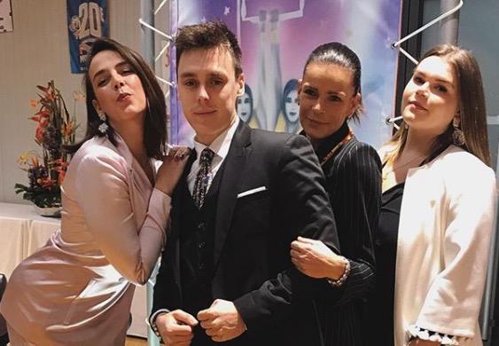 Marie et Louis Ducruet à Paris avec Victoire et Constance : les petites ...