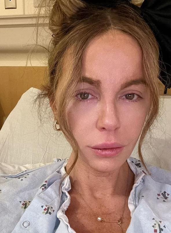 L'étrange photo postée par Kate Beckinsale depuis son lit d'hôpital, avec un nœud XXL dans les ...