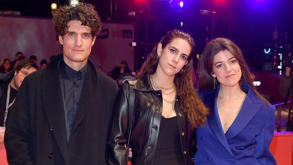 Louis Garrel avec son père et ses sœurs, la rare photo de famille sur ...