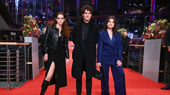 Louis Garrel avec son père et ses sœurs, la rare photo de famille sur ...