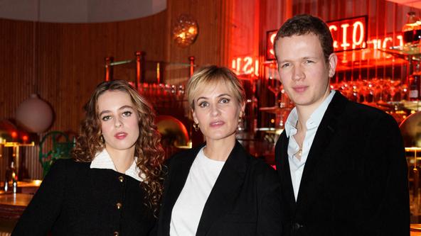 En Photos Judith Godrèche Apparaît Avec Ses Enfants Noé Boon Et Tess