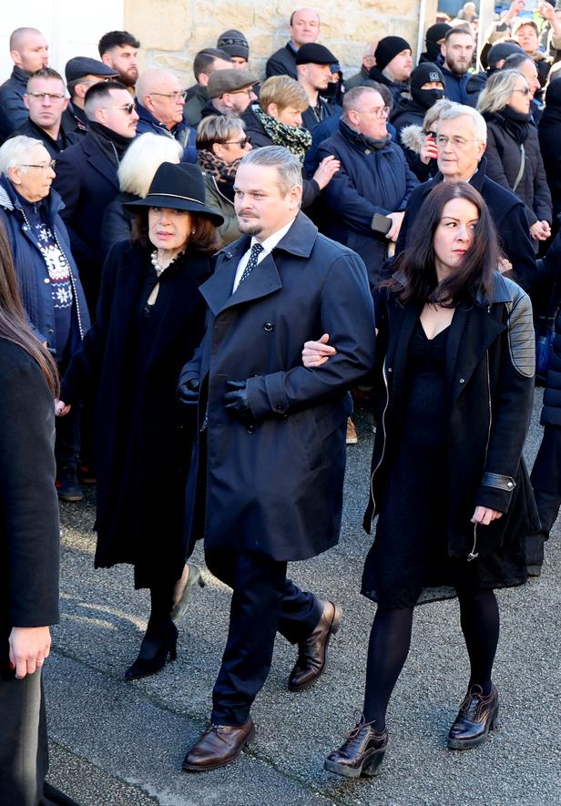 PHOTOS - Obsèques de Jean-Marie Le Pen : son clan lui rend hommage à la ...