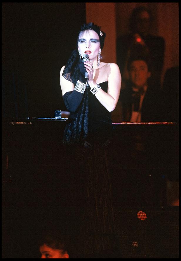 PHOTOS - Jeanne Mas : découvrez l'évolution physique de la chanteuse