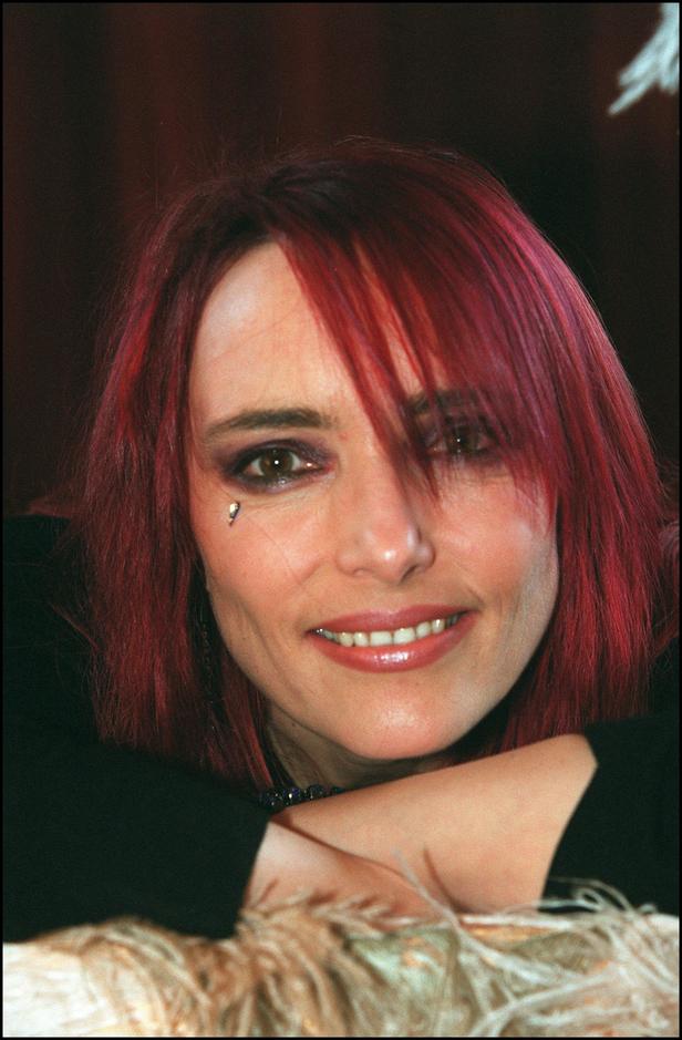 PHOTOS - Jeanne Mas : découvrez l'évolution physique de la chanteuse