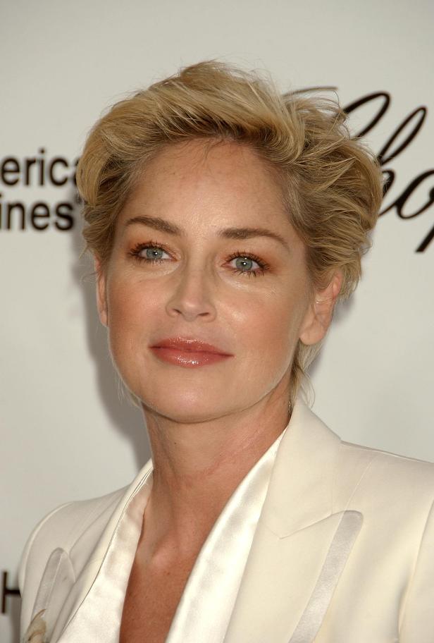 PHOTOS - Sharon Stone, son incroyable évolution de coupe de cheveux