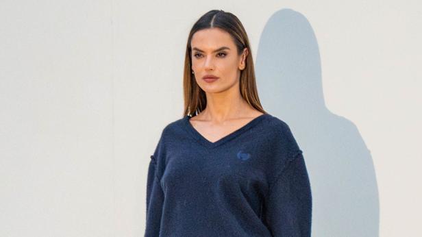 En porte-jarretelles et talons hauts, Alessandra Ambrósio fait monter ...